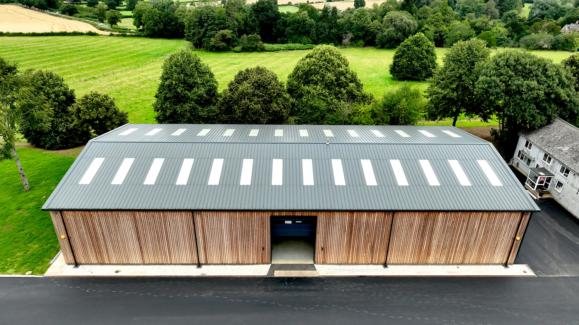 Steel frame buildings - design, manufacture and construction